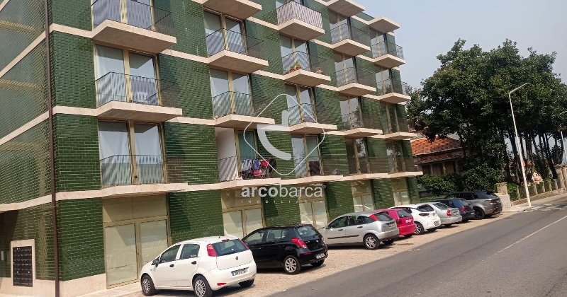 2 bedroom apartment with two parking spaces, excellent location just 5m ...