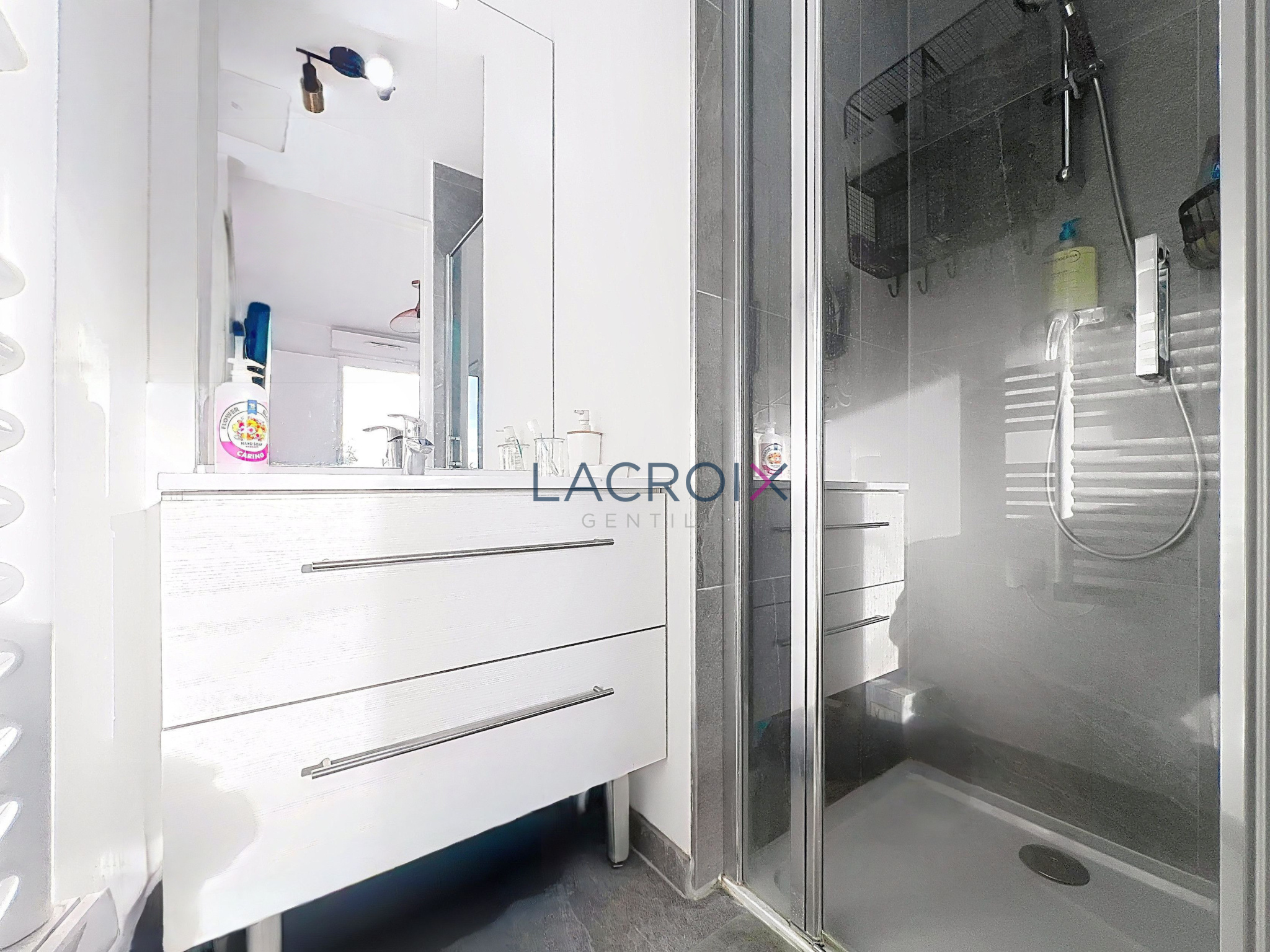 4-room apartment with terrace and double parking in a modern building ...