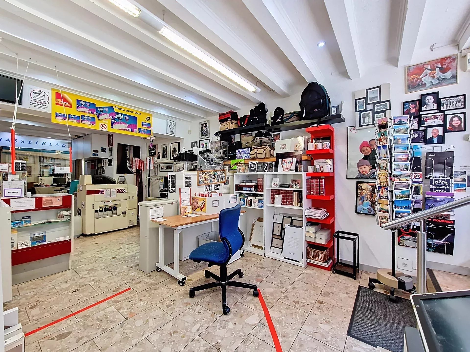 Photo arcade takeover near Manor - 1201 Genève - Commercial premises ...