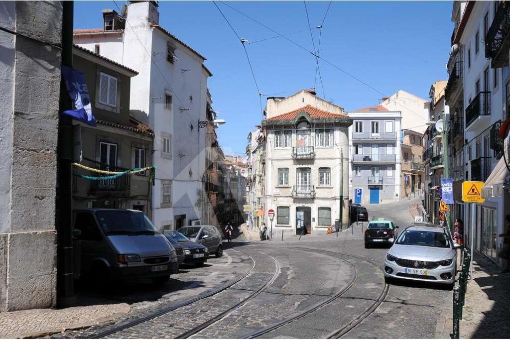 BUILDING TOTALLY REFURBISHED AND EQUIPPED WITH 5 FRACTIONS - GREAT ...