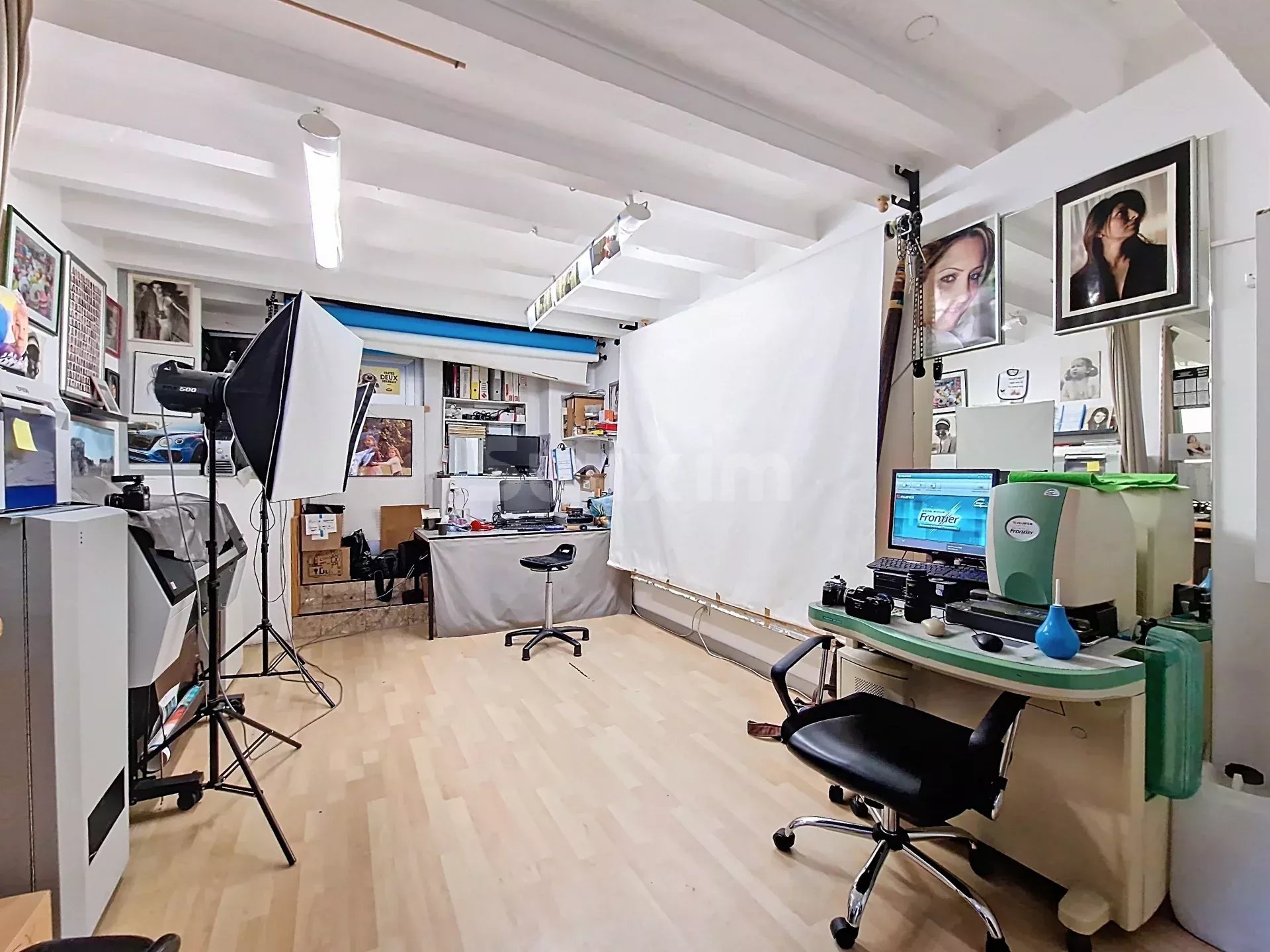 Photo arcade takeover near Manor - 1201 Genève - Commercial premises ...