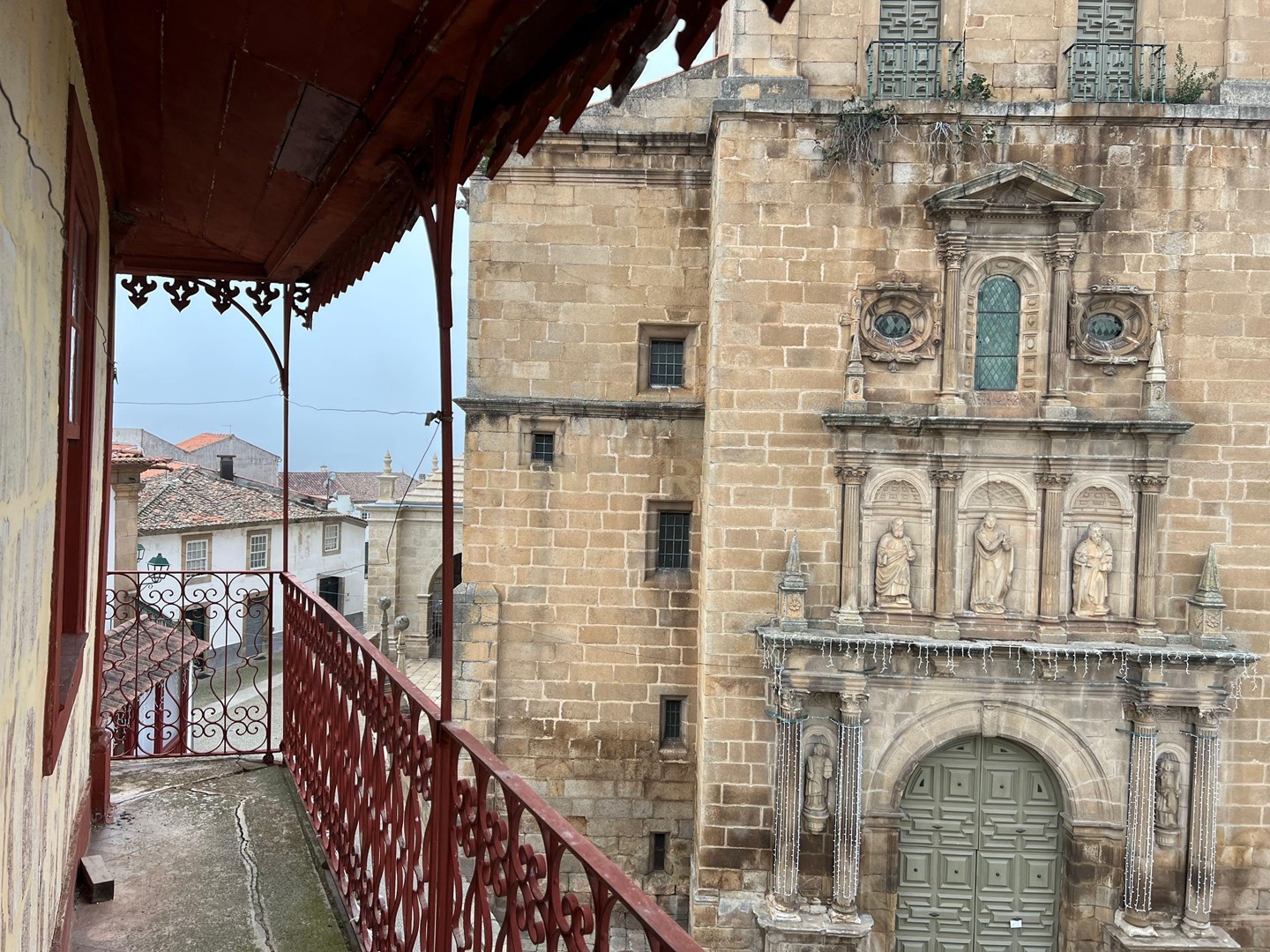 Prédio de quatro andares, composto por unidades independentes, situado ...