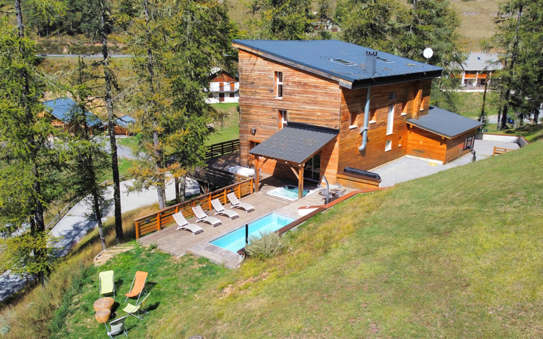 Chalet 385 m2 on 2700 m2 of land with a swimming pool and jacuzzi ...