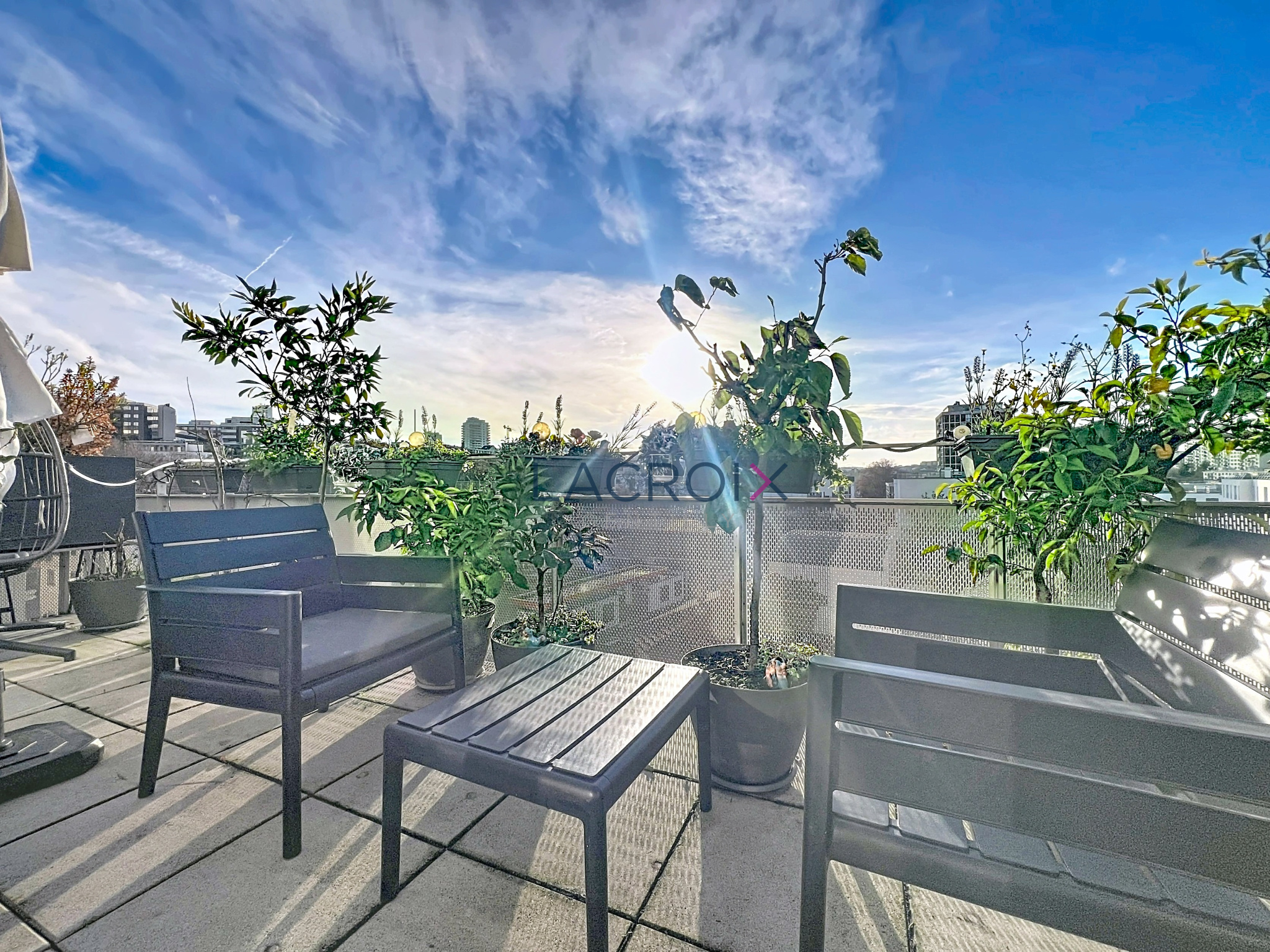 4-room apartment with terrace and double parking in a modern building ...