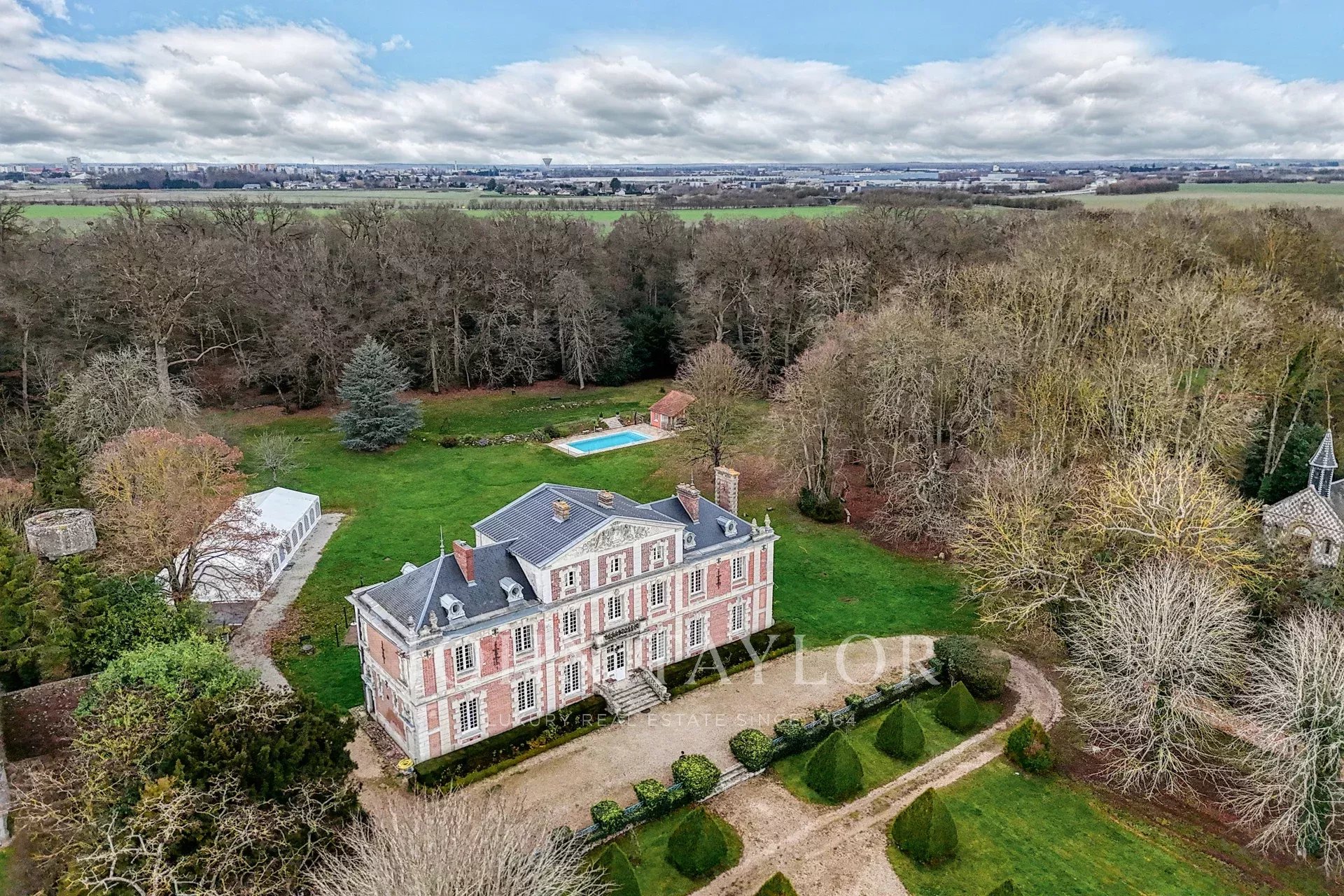 An exceptional 17th-century estate set on 15 hectares at the gateway to ...