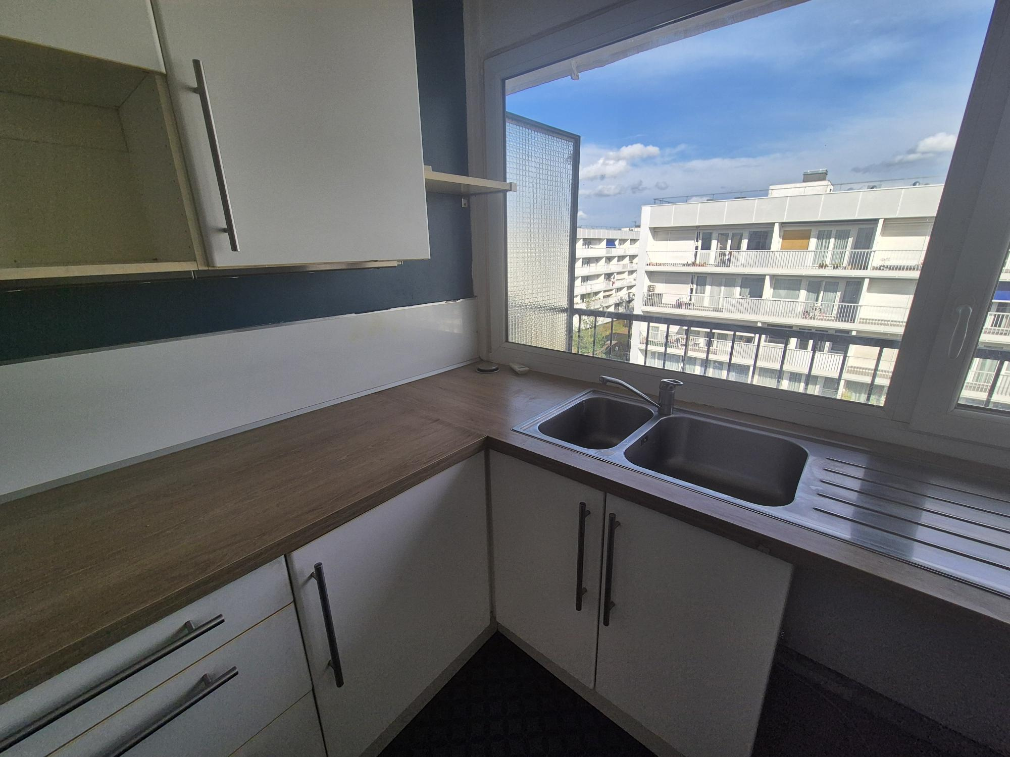 4p 74m2, 3 bedrooms, balcony, cellar, quiet, greenery to renovate ...