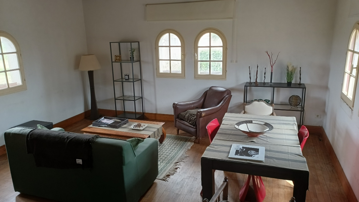 33 Real estate complex, built in R2, annexes and land of 15,000 m2 ...