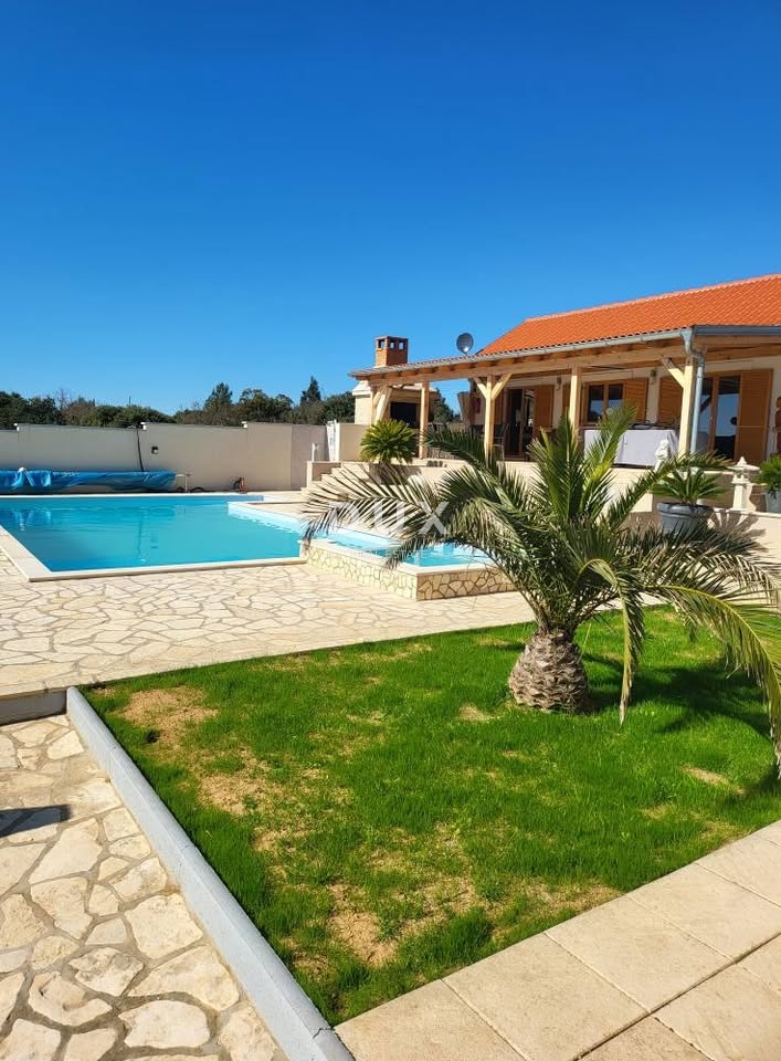 ZADAR, DONJA JAGODNJA - House with swimming pool, tavern and garage ...