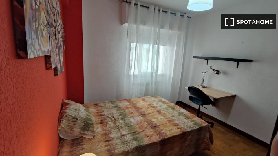 Rooms for rent in 5-bedroom apartment in Casco Histórico - 28801 alcala ...