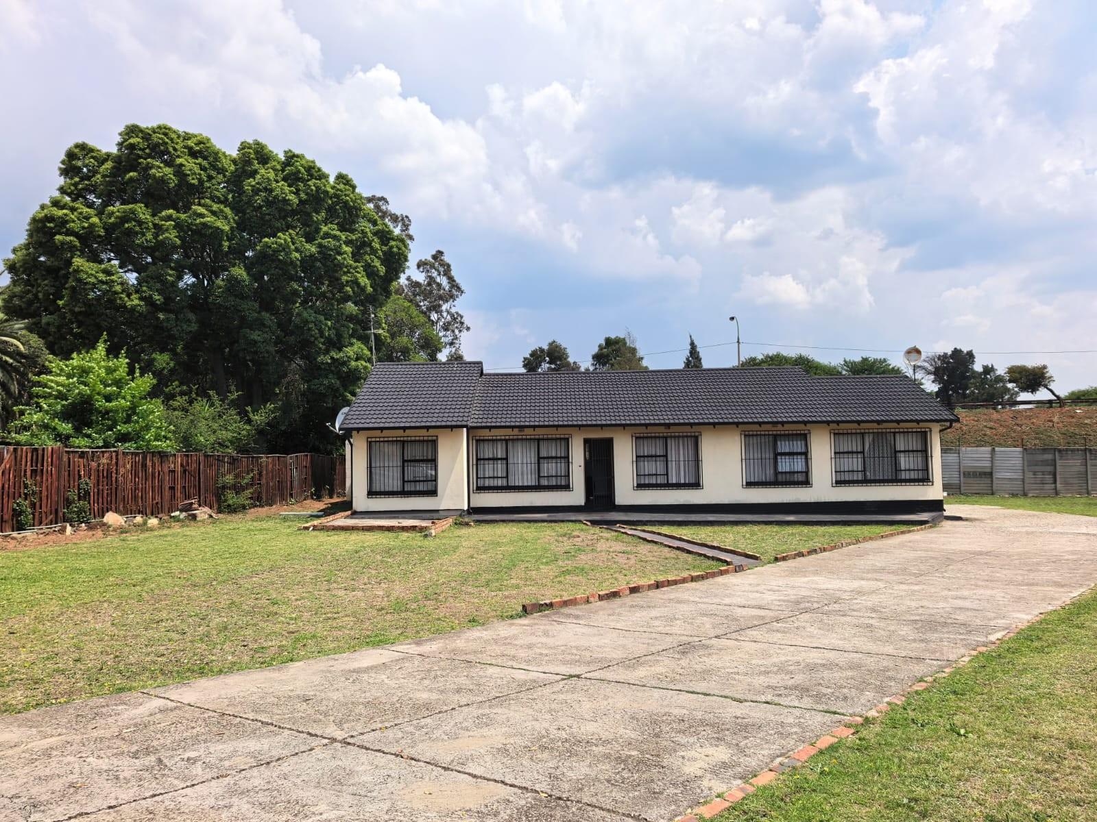 Charming Four Bedroom Home with Expansive Front Yard - 36 Rietbok ...