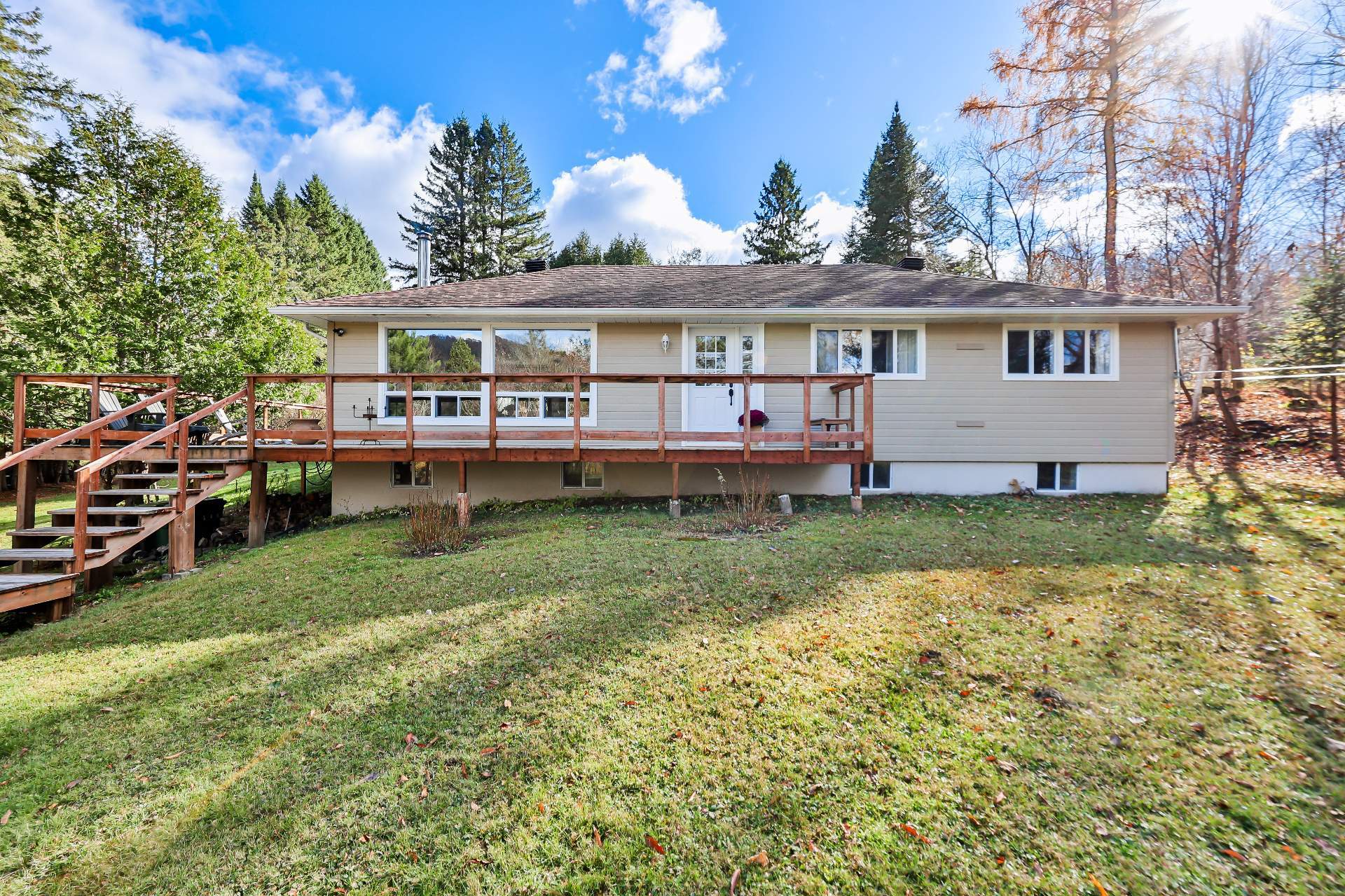 Aire ouverte, chaleureux, terrain privé - 546 Av. de l'Église, J0R 1R7 ...