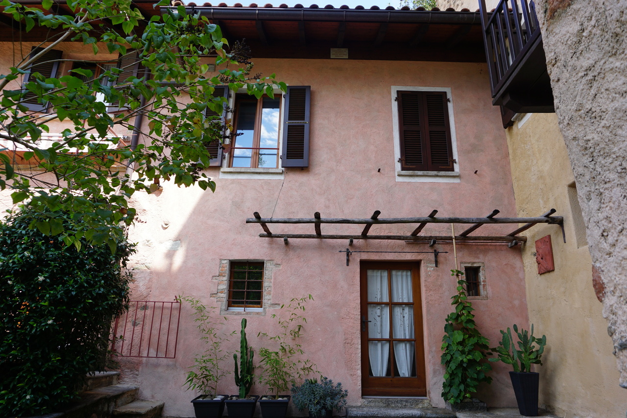 SMALL HOUSE IN AN OLD VILLAGE WITH GARDEN - Barbengo (Nucleo Garaverio ...