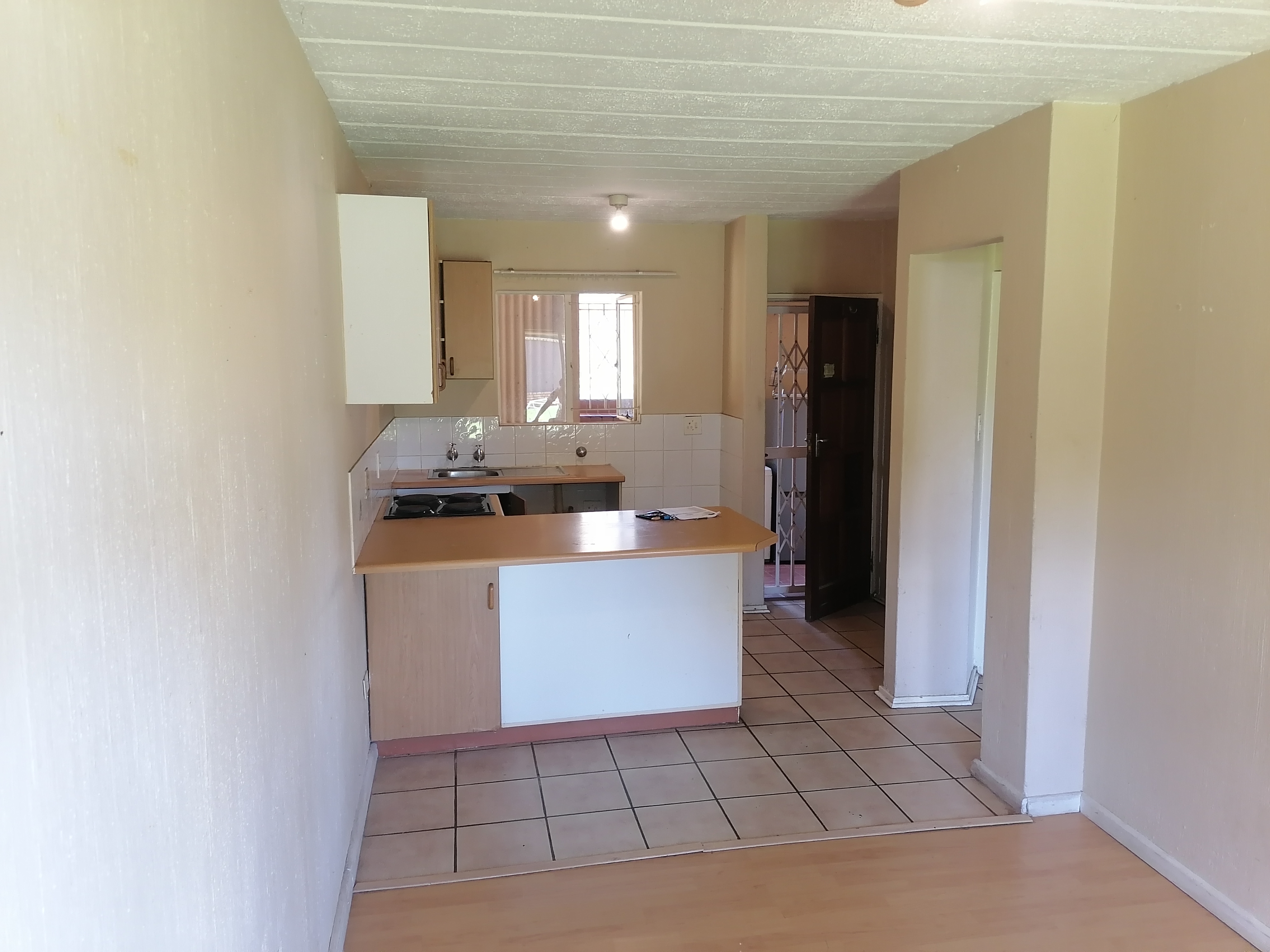 Spacious 1 bedroom apartment available - 1724 Horison, Roodepoort - 1 ...