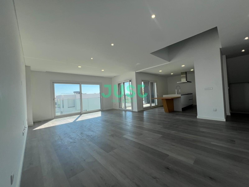 Instapklare villa met 4 slaapkamers en royale ruimtes - Corroios - 4 ...