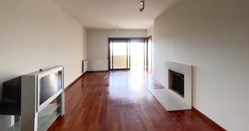Apartamento T4 com varandas e box | Último piso | Cinco minutos da ...