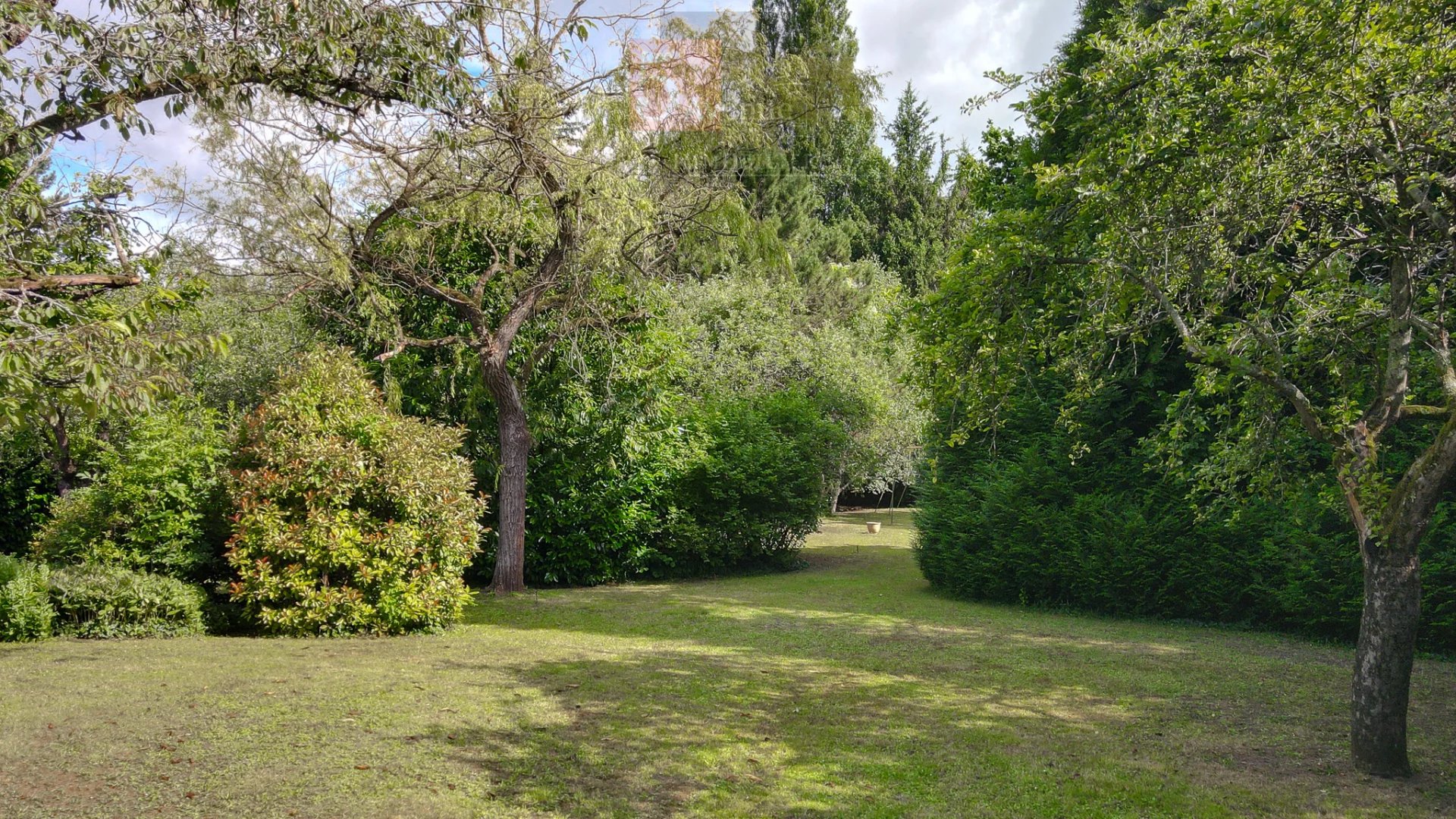 Building plot of 2,200 m2 for sale 10 minutes from Chantilly - 60500 ...