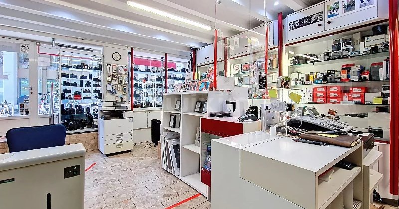 Photo arcade takeover near Manor - 1201 Genève - Commercial premises ...