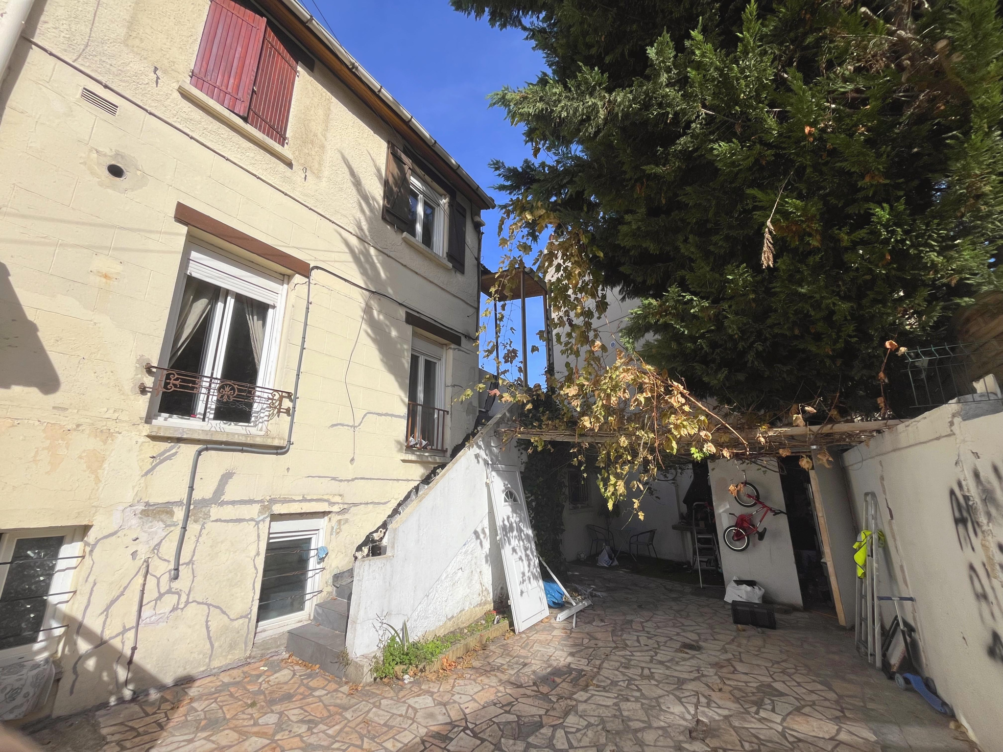 PAVILION DIVIDED INTO APARTMENTS F3 AND F2 - 93320 Les Pavillons-sous ...