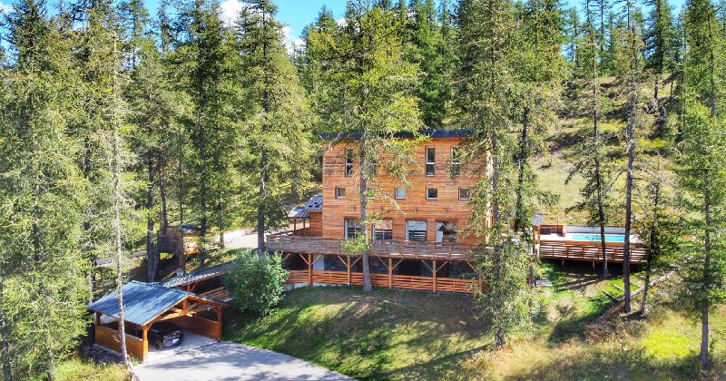 Chalet 385 m2 on 2700 m2 of land with a swimming pool and jacuzzi ...