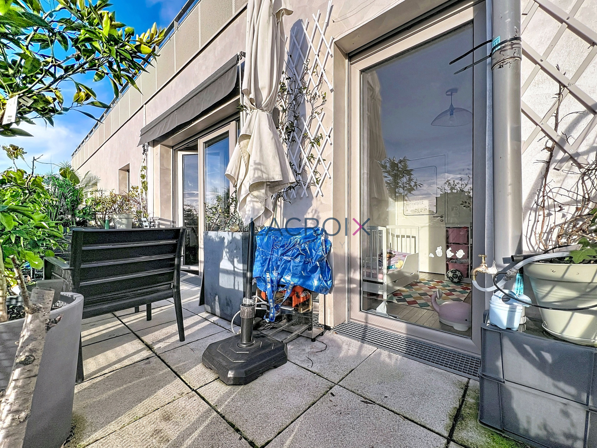 4-room apartment with terrace and double parking in a modern building ...