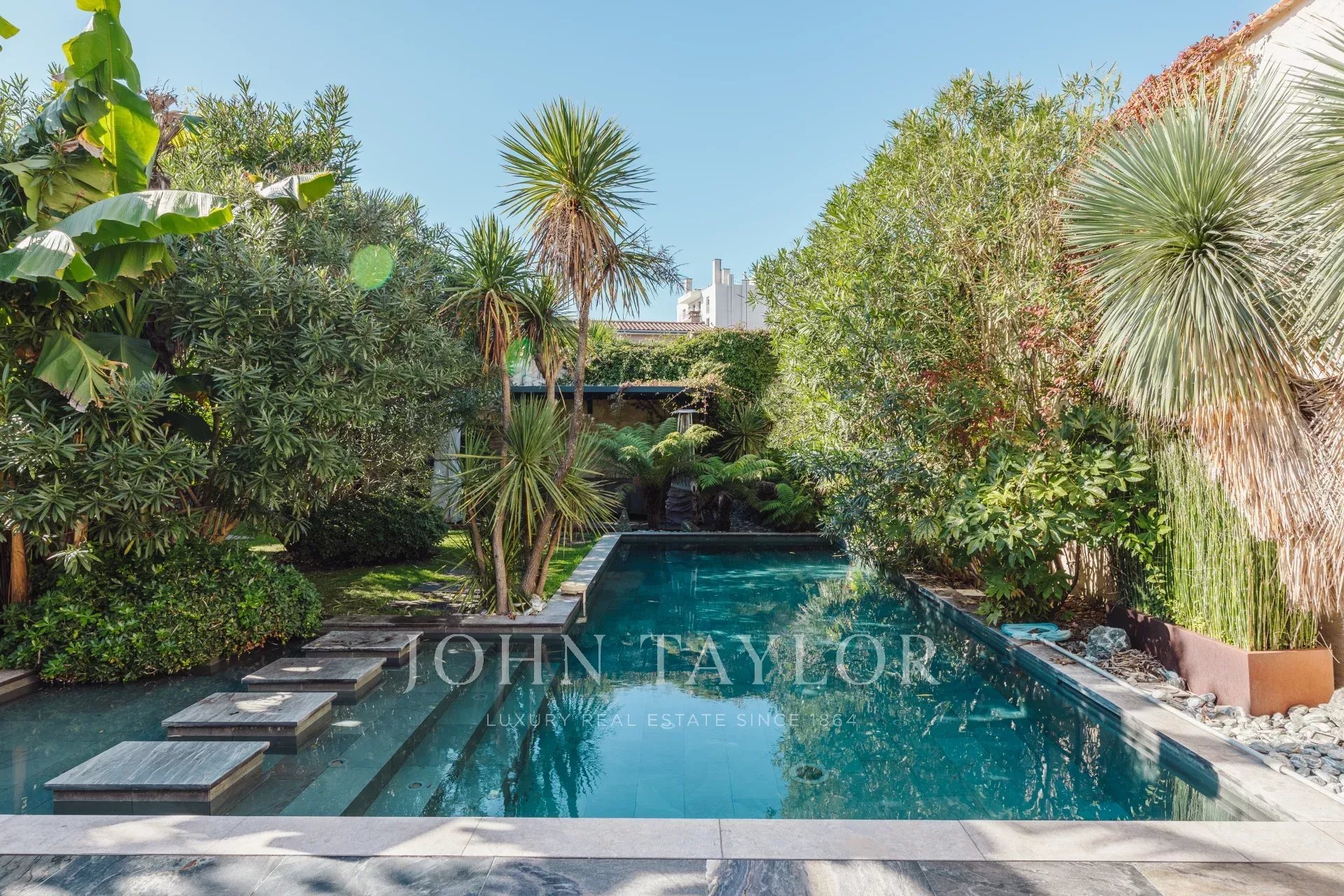 5-bedroom architect-designed contemporary loft house with garage and ...