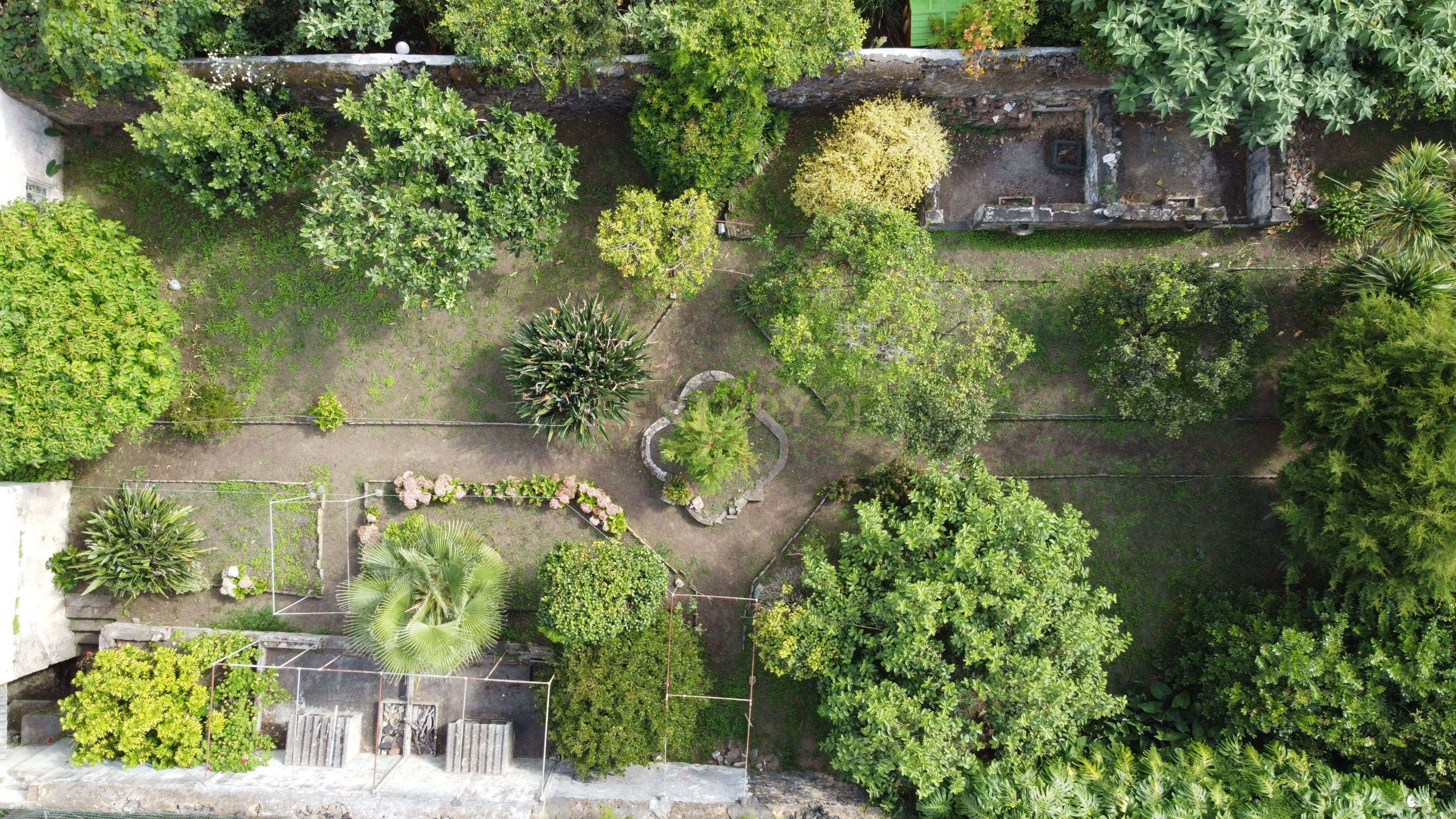 Moradia de estilo antigo com quintal no centro de Ponta Delgada - 4 ...