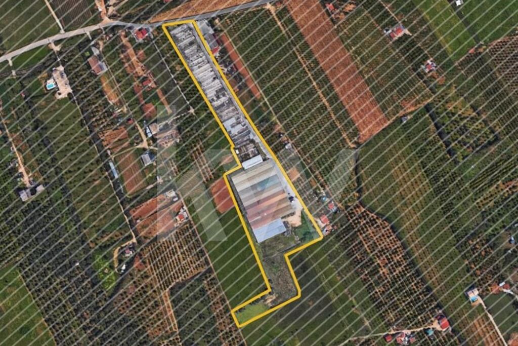 Zemljište ima urbanu površinu od 200m2 i sastoji se od 3 pojedinačne ...