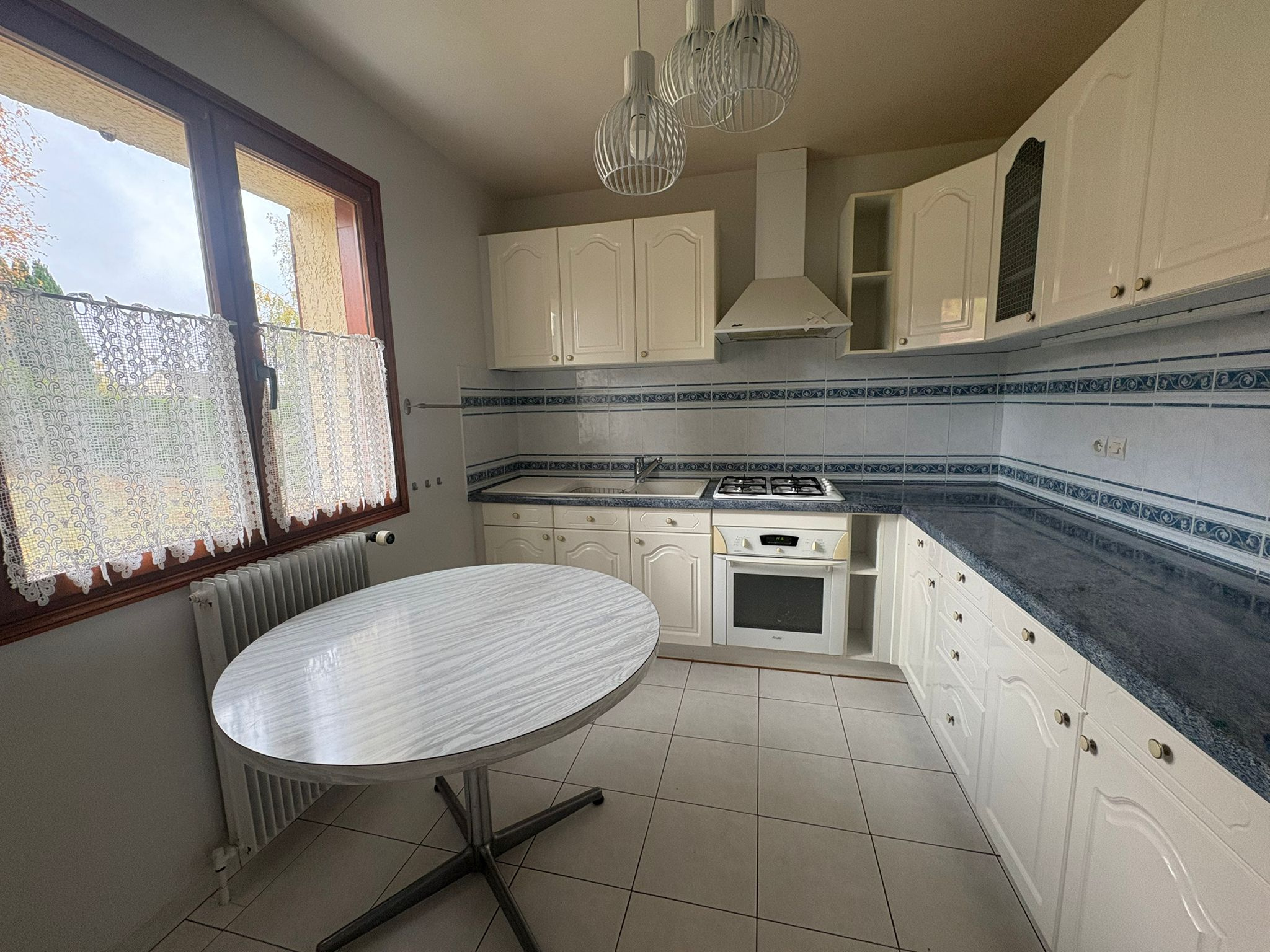 PAVILION 10MIN NORTH OF SENS, 1118M2 ENCLOSED LAND - 89140 Pont-sur ...