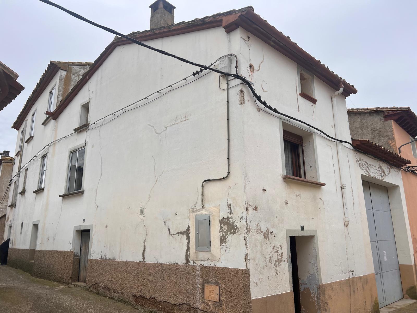 LARGE TOWN HOUSE NEAR HUESCA (QUINZANO) - La Sotonera - 6 beds house ...