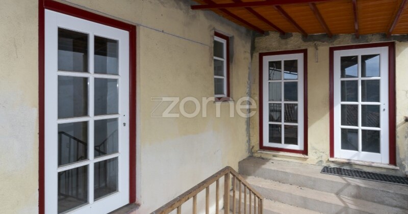 2 Houses with Garage for Sale in Pinhão | Properstar