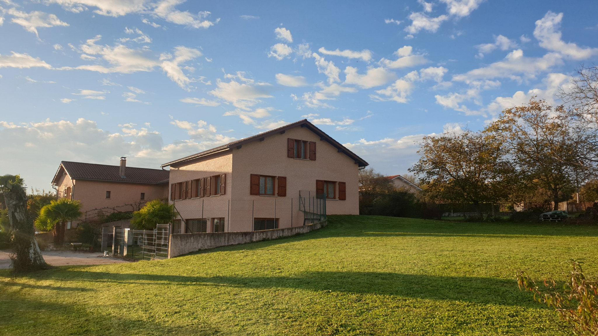 40 minutes from Lyon 8, beautiful villa of 450m2 with indoor swimming ...