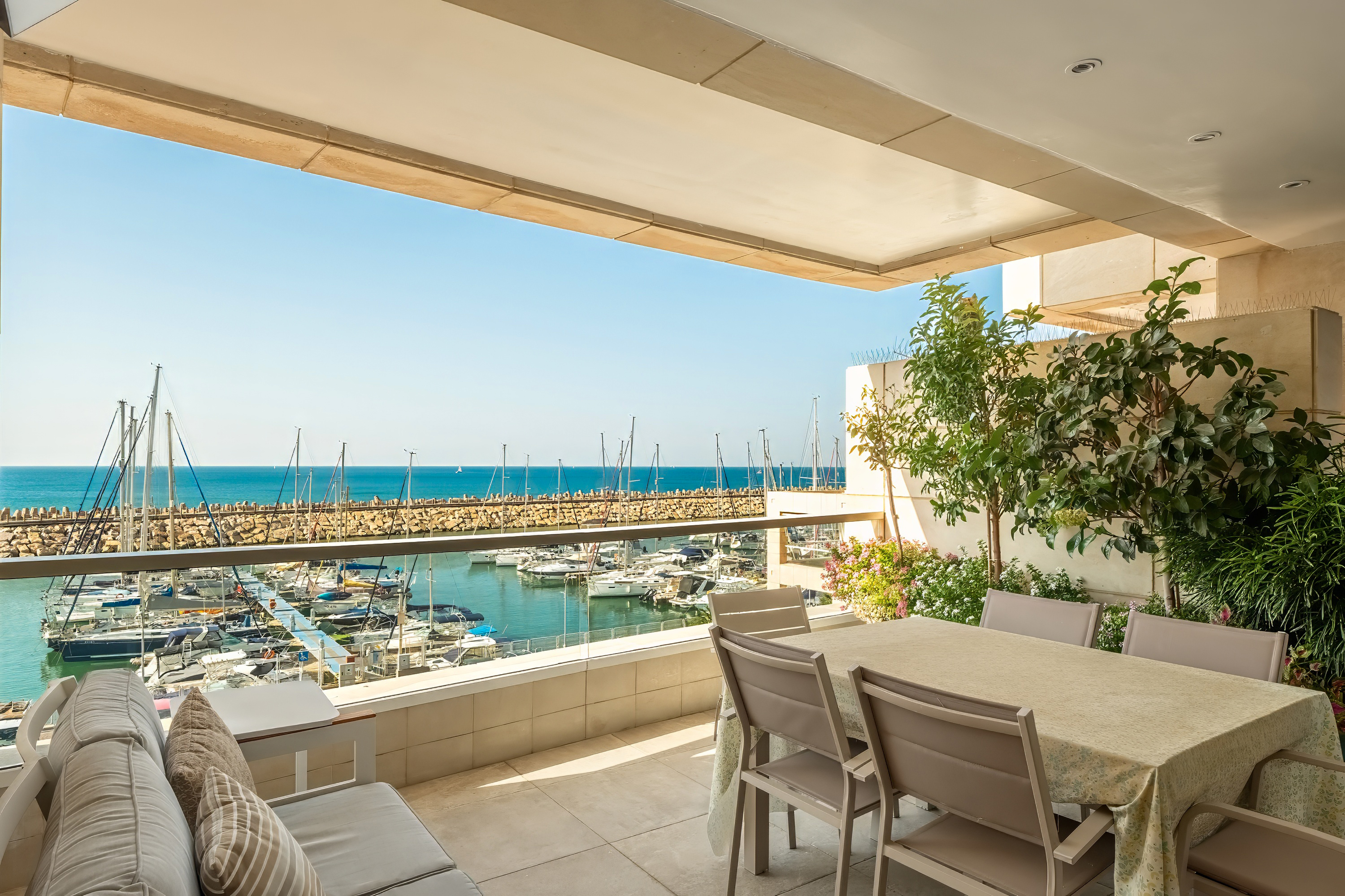 Rara oportunidad frente al mar en la exclusiva Marina Island de ...