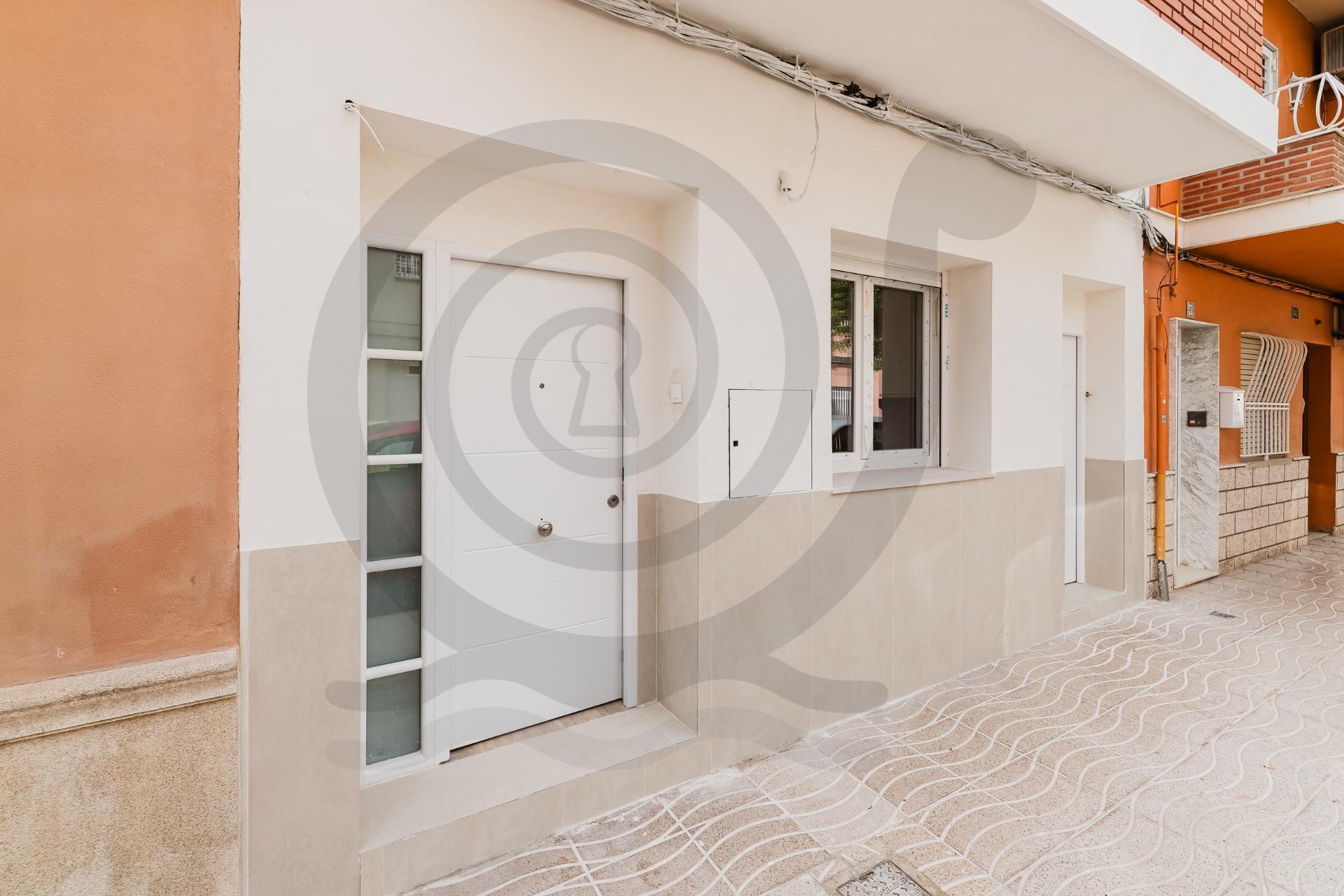 SIMAS SELLS BUILDING WITH TWO HOMES - 6 beds building for sale - Properstar